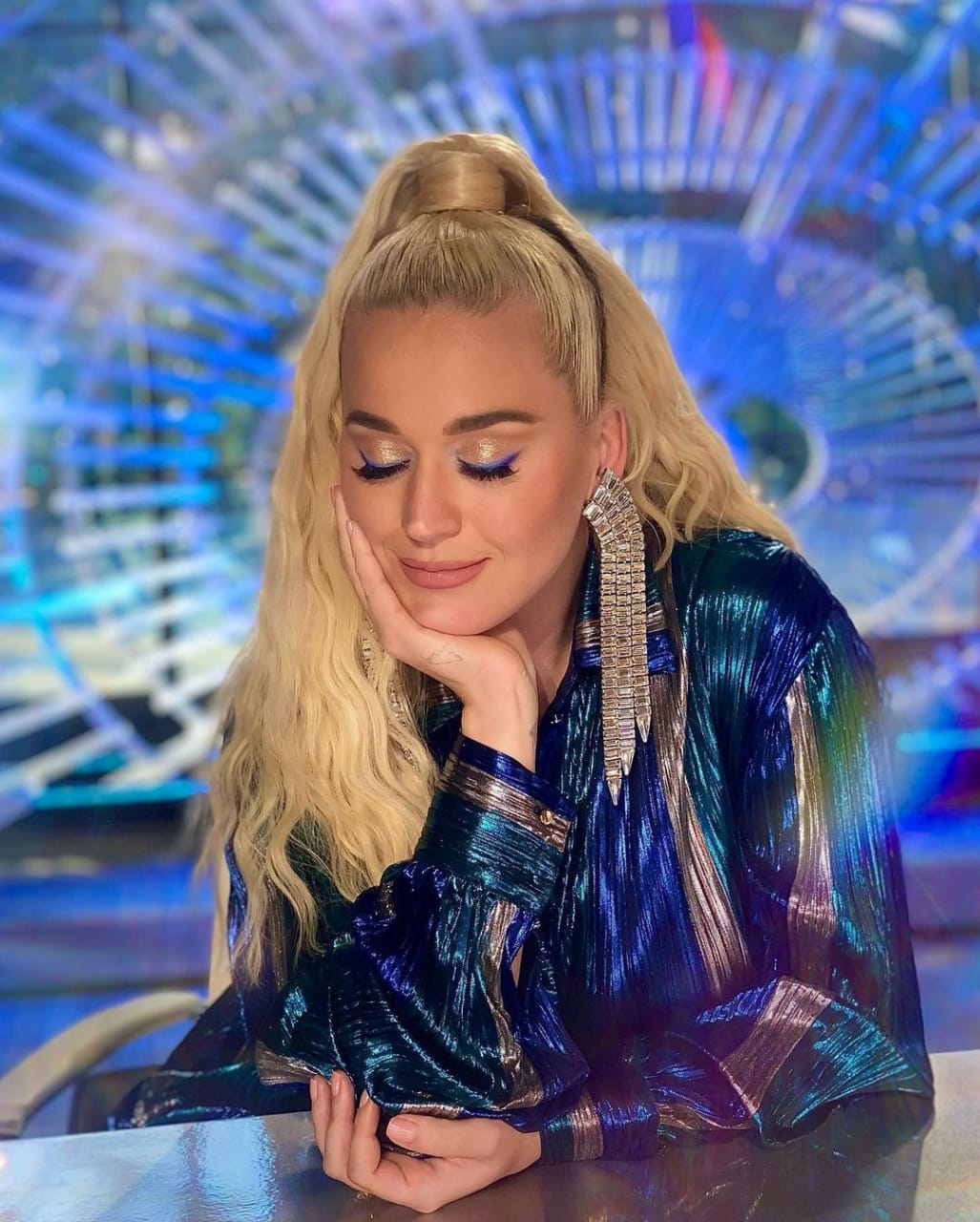 Katy Perry mengejutkan penggemar dengan transformasi rambut yang ...