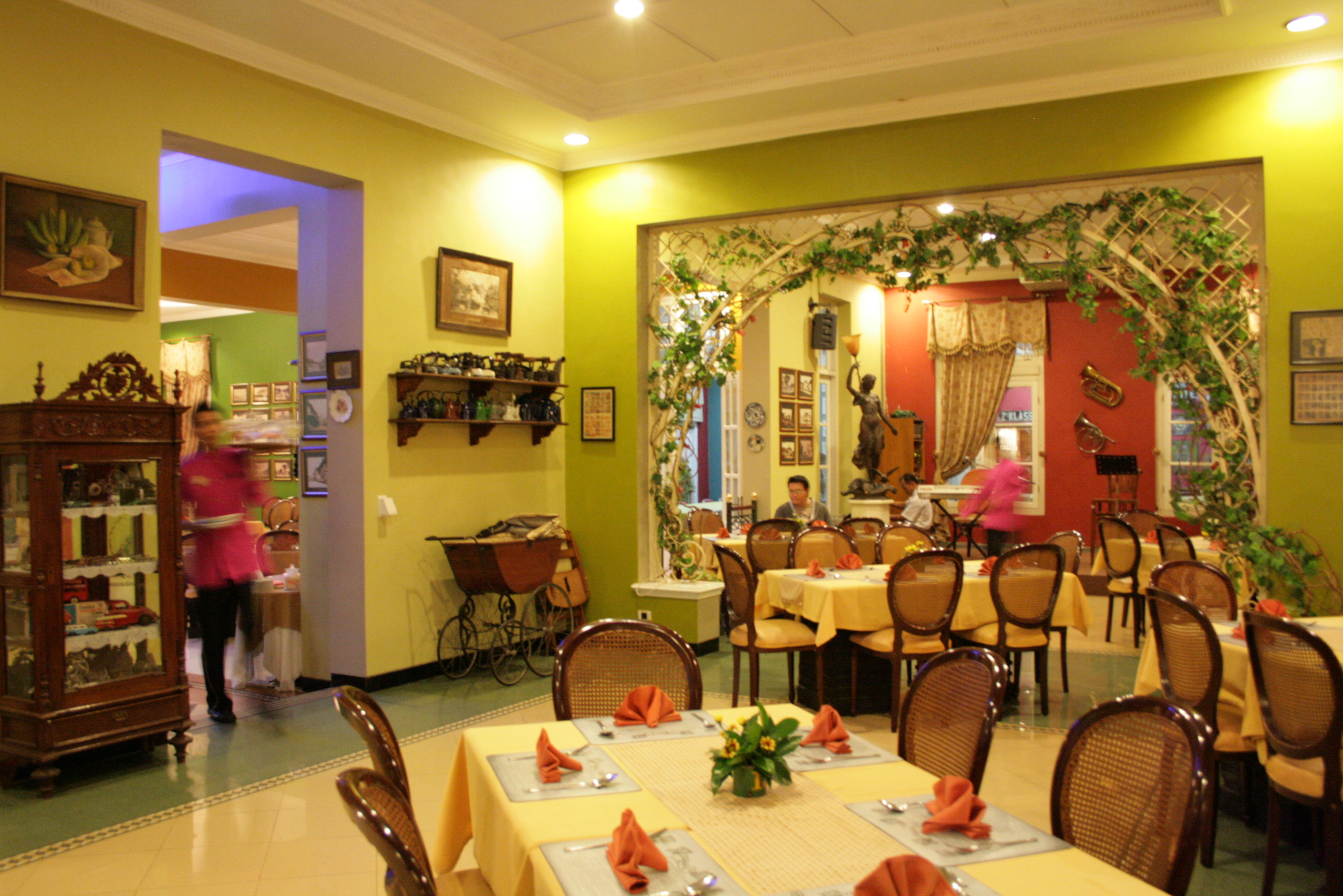 Sensasi Menyantap Hidangan di Resto Bertema Vintage di Semarang ...